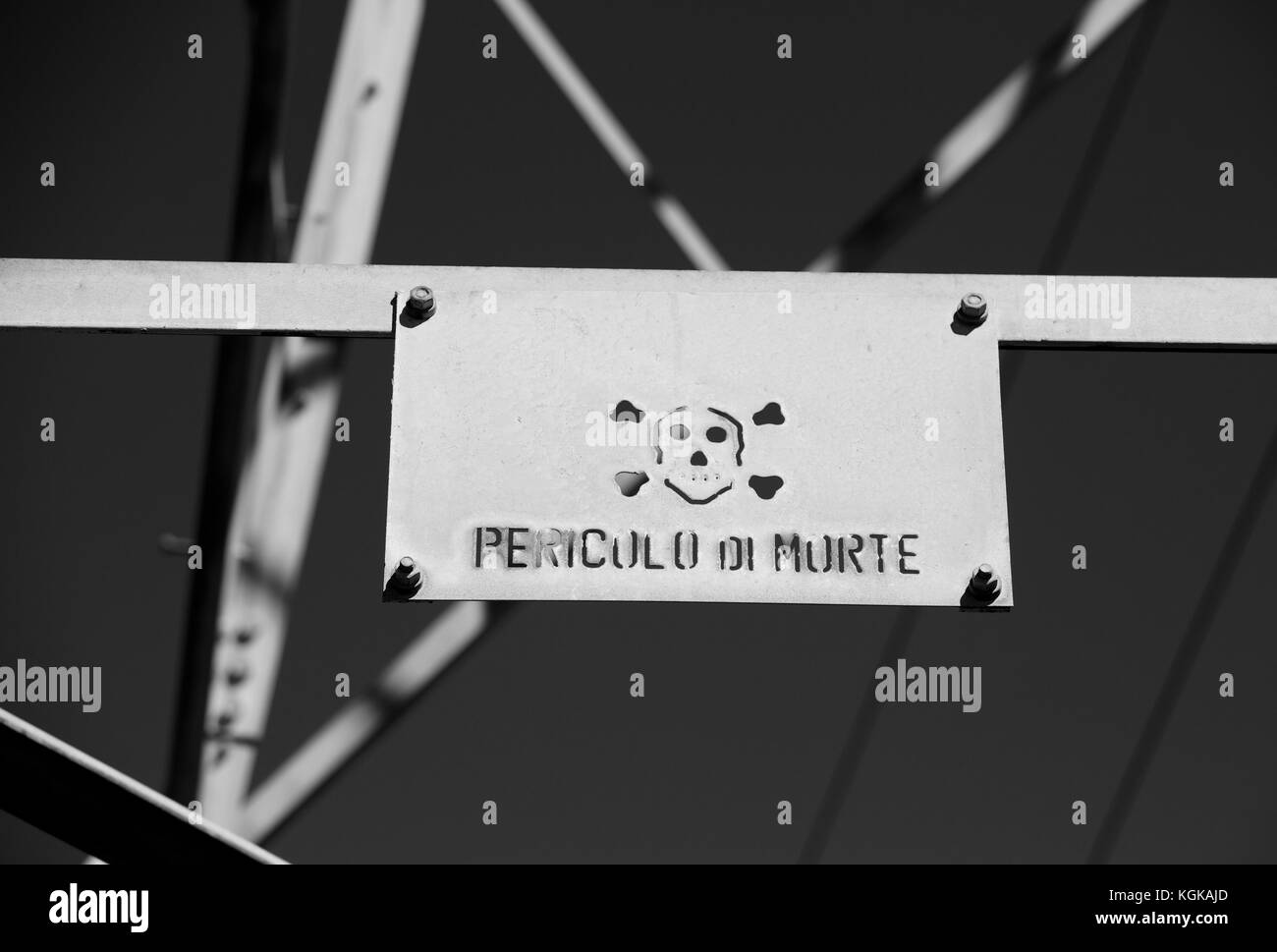 Advice on an electricity pylon in Italy that says Pericolo di Morte ...