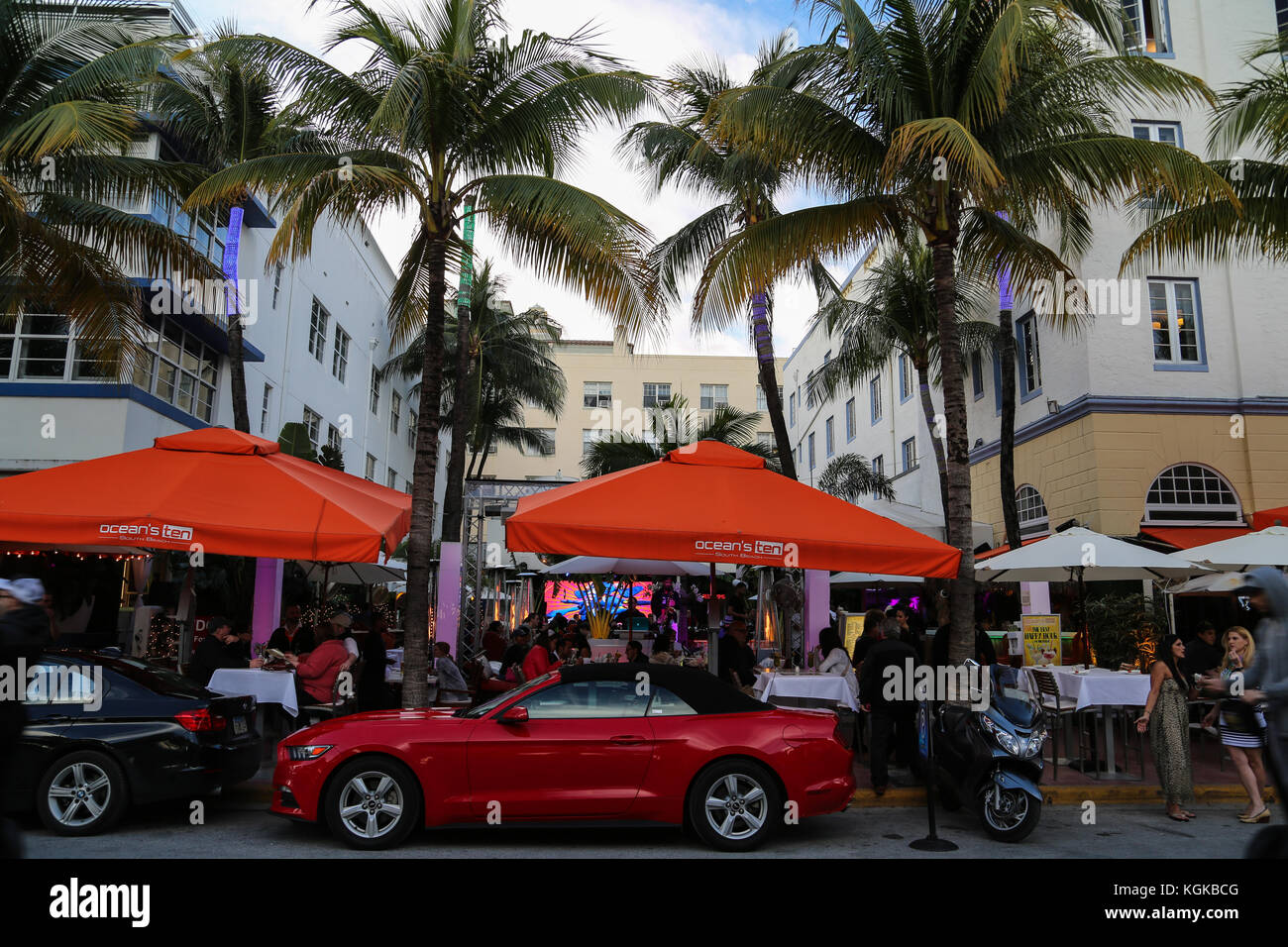 Cafes cars hi-res stock photography and images - Alamy