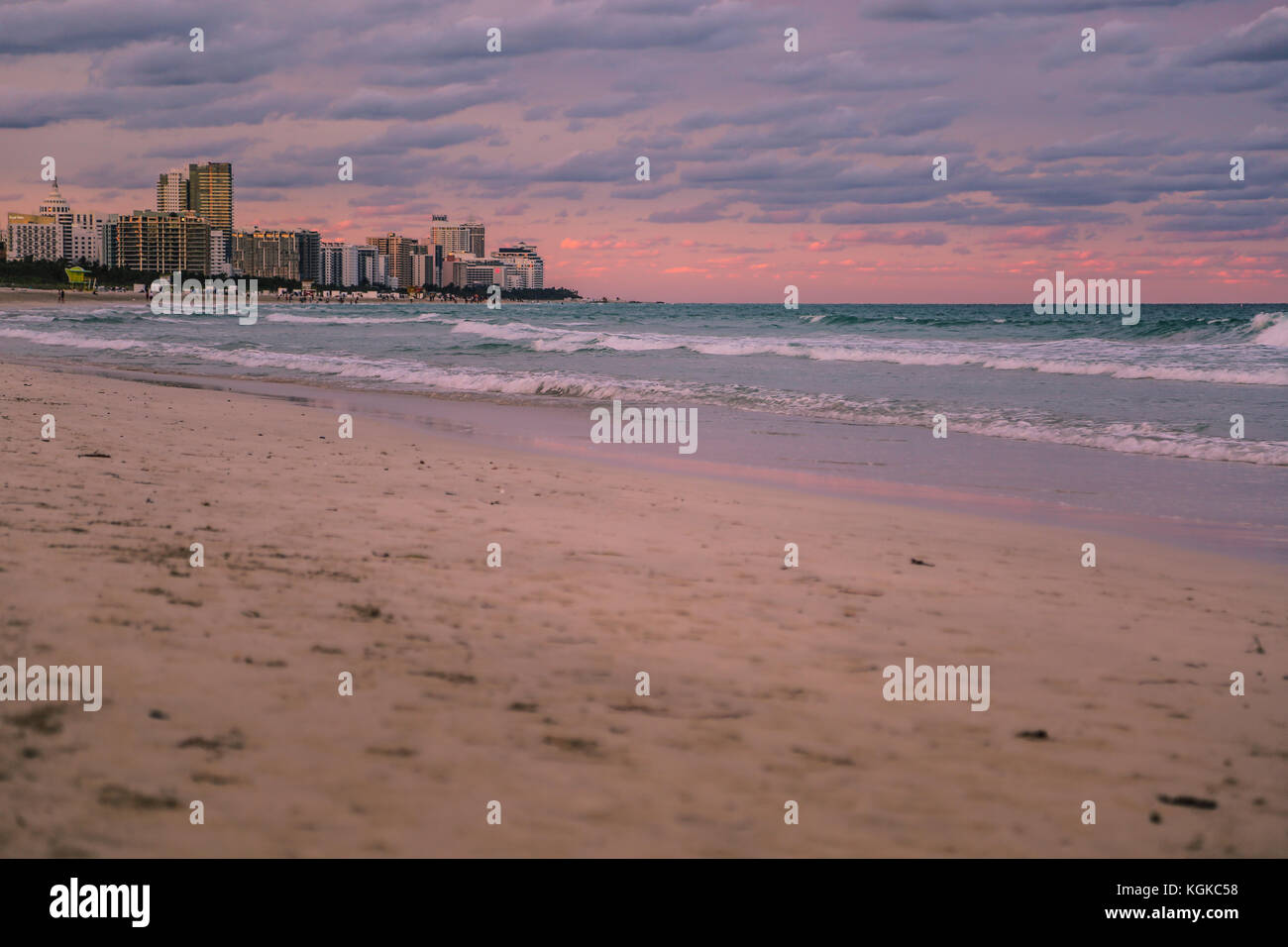 Pink and purple cloudy tropical sunset over South Beach in Miami ...