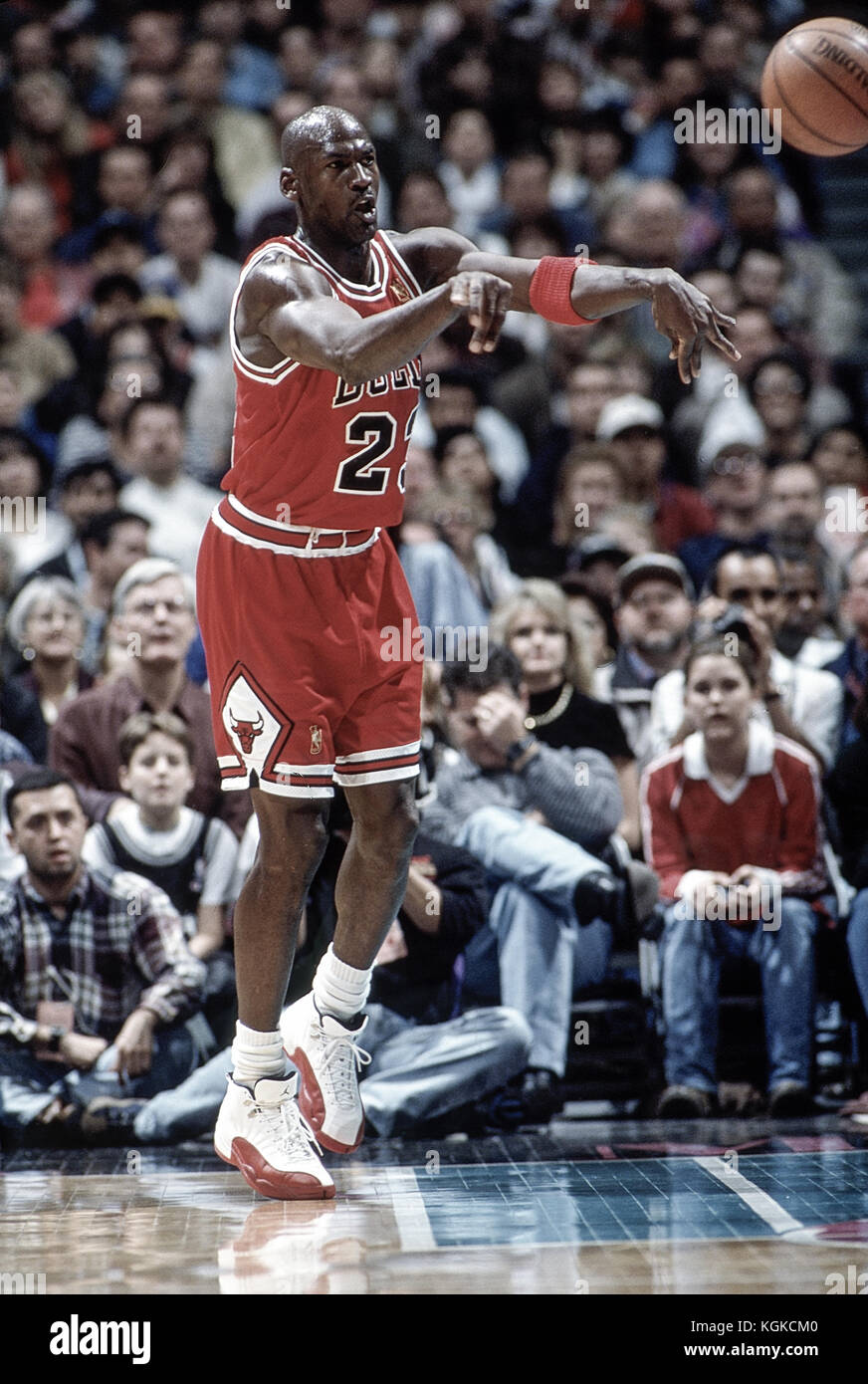 Michael Jordan competing for the NBA Chicago Bulls Stock Photo - Alamy