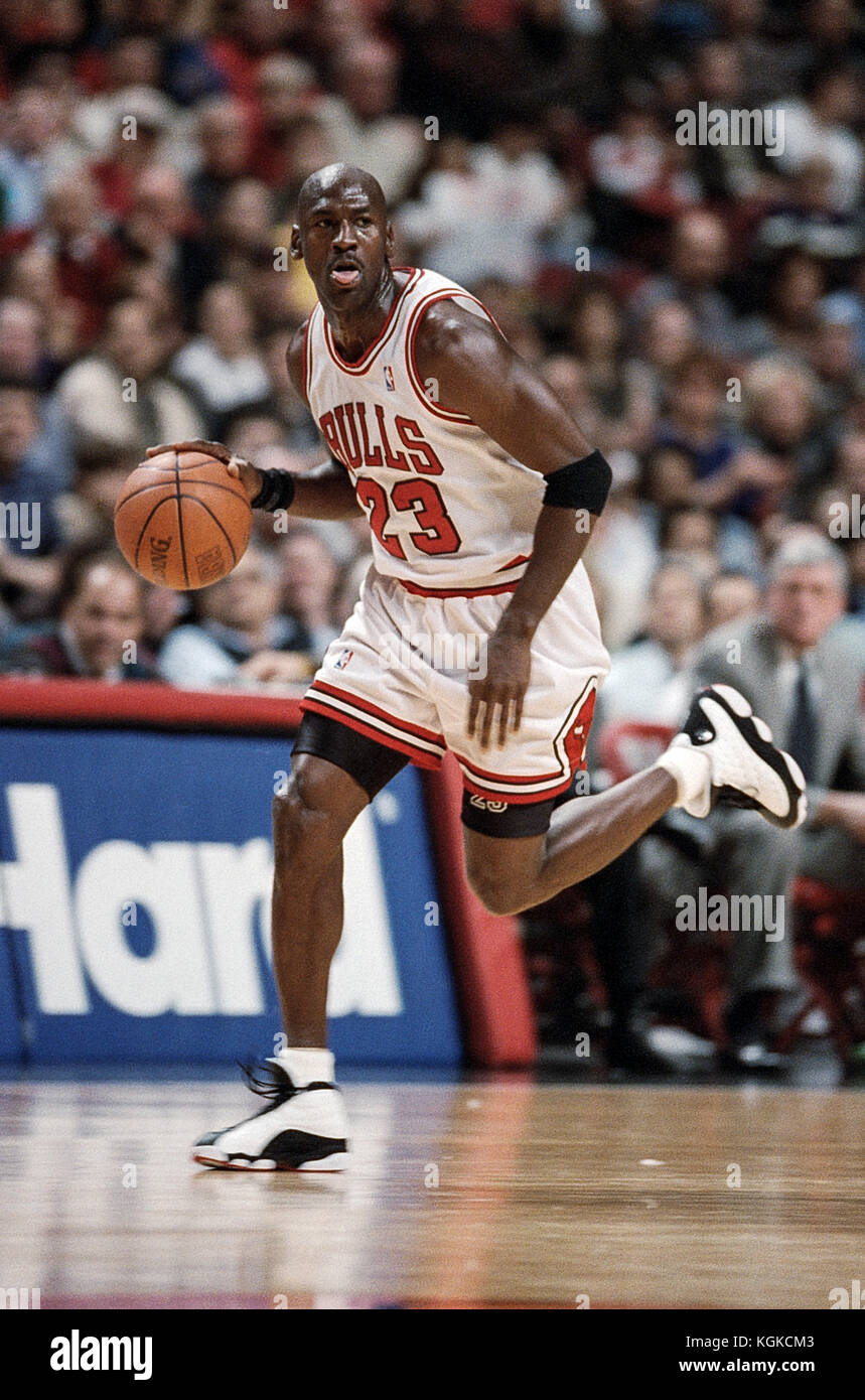 Michael Jordan competing for the NBA Chicago Bulls Stock Photo - Alamy