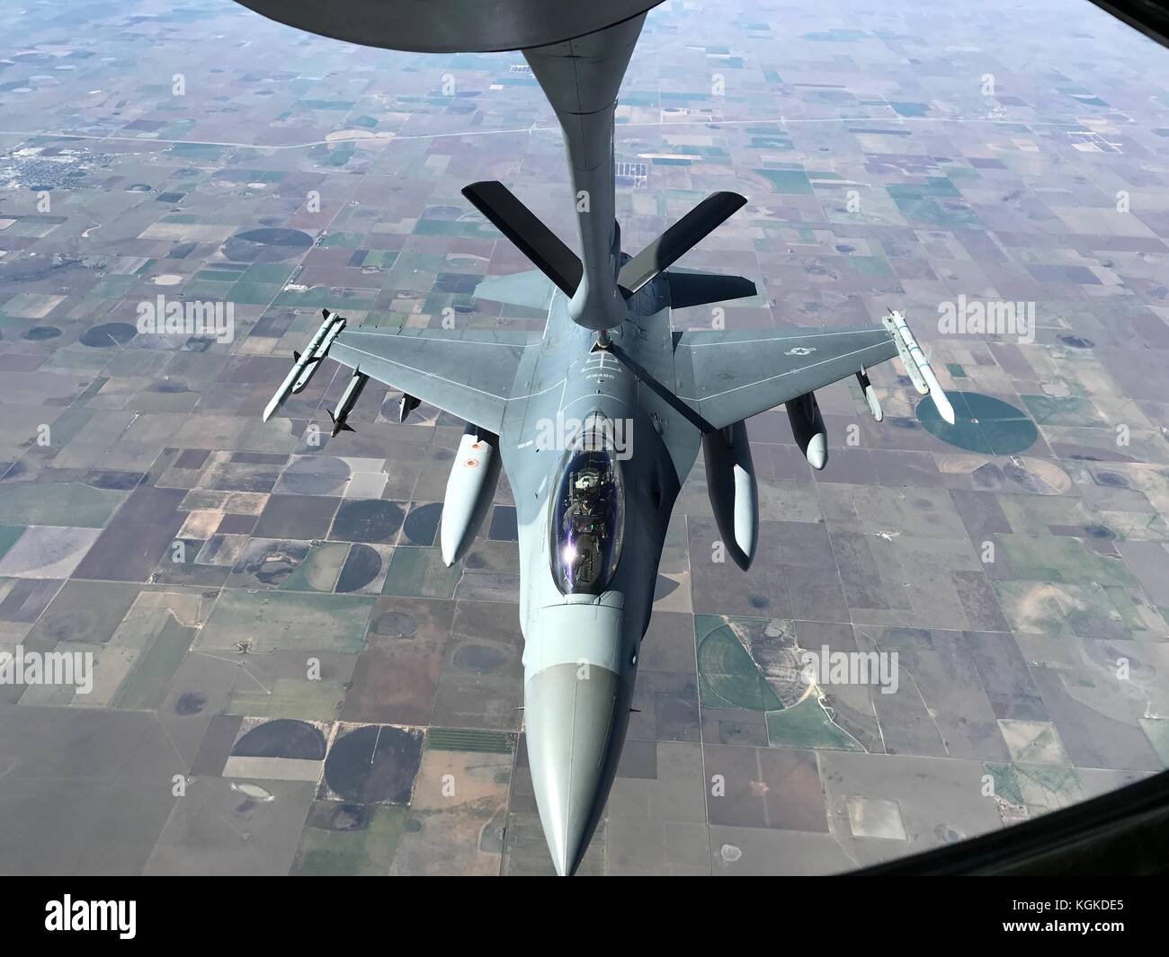 F-16 Fighting Falcon Refueling Stock Photo - Alamy