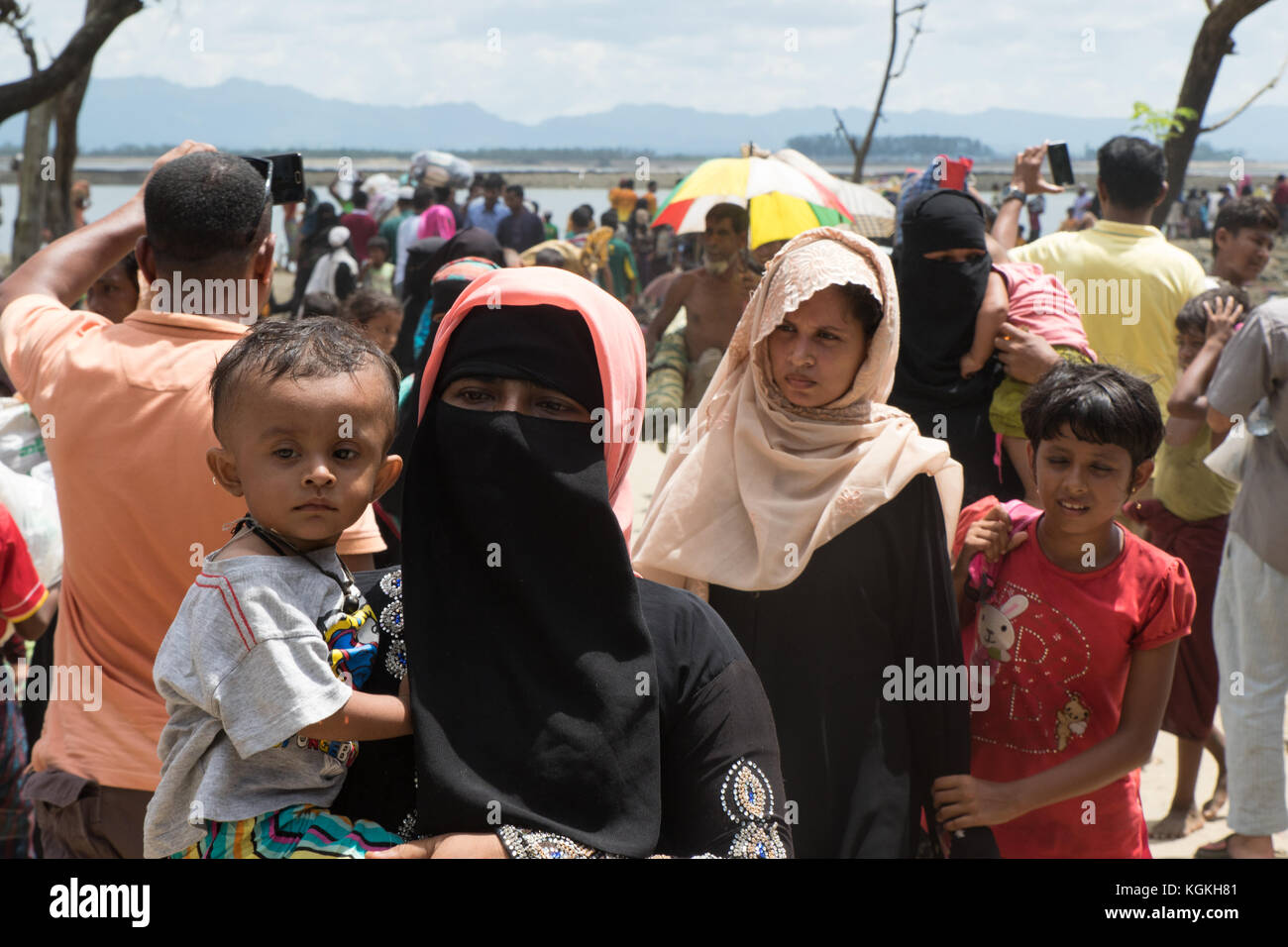 More Rohingya entering in Bangladesh Stock Photo - Alamy