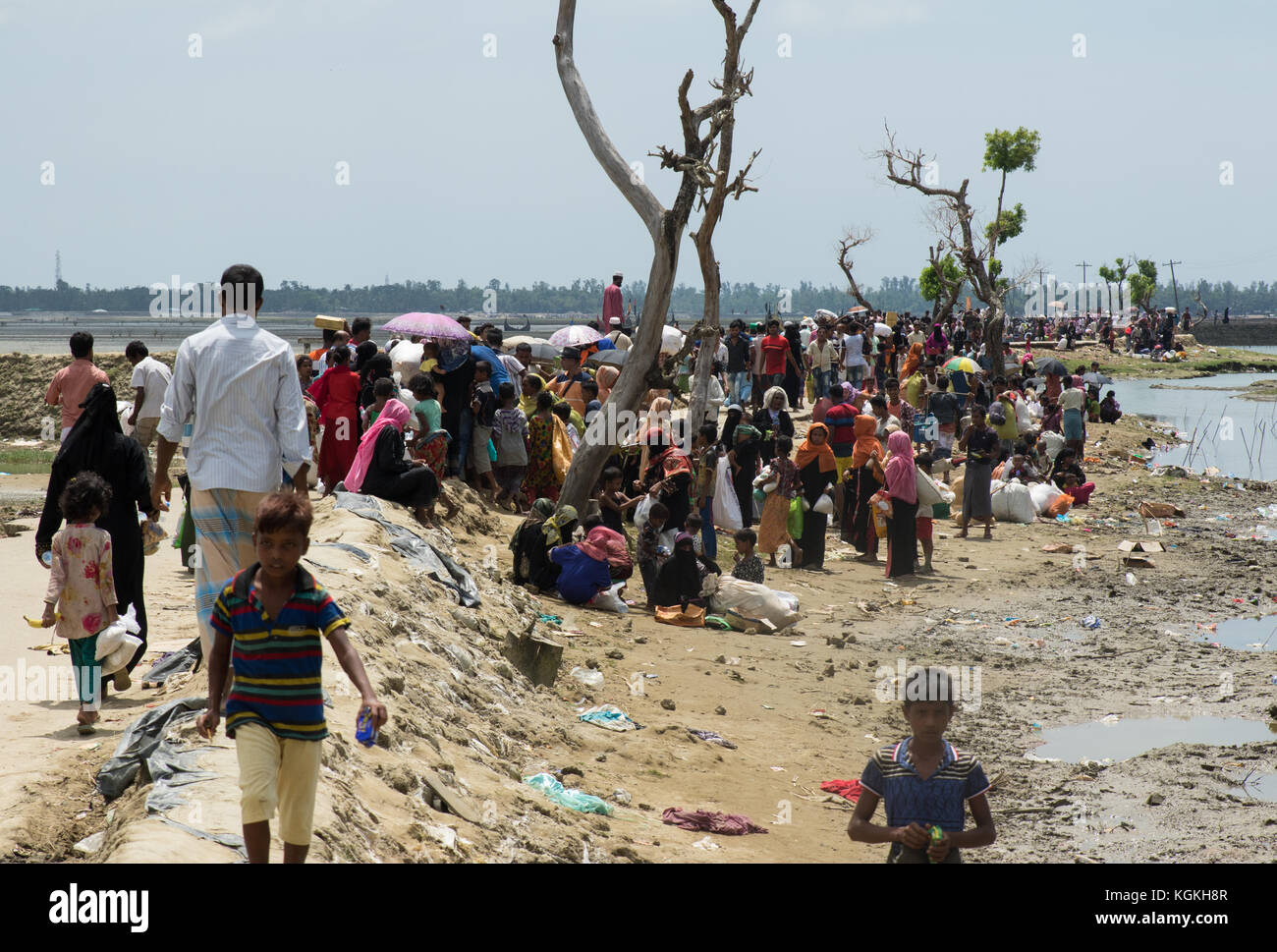 More Rohingya entering in Bangladesh Stock Photo - Alamy