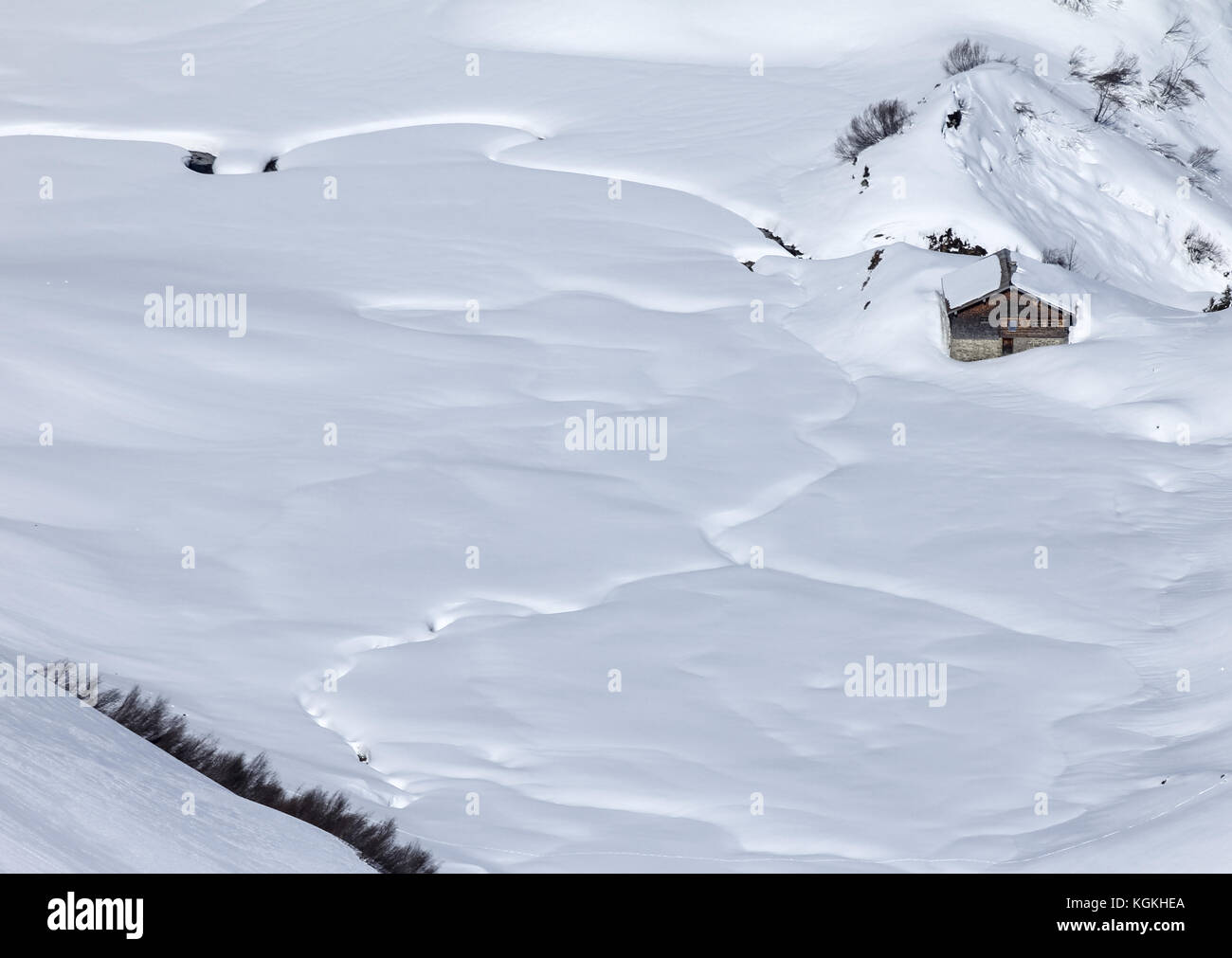 Snowed wooden house hi-res stock photography and images - Alamy