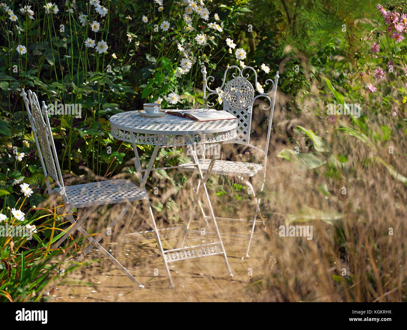 English garden garden table chairs hi-res stock photography and images ...