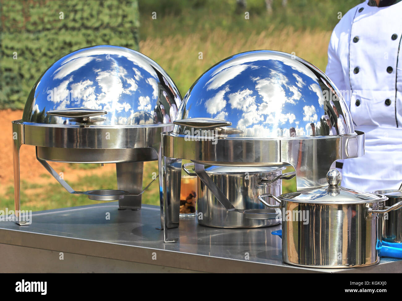 Army field kitchen hi-res stock photography and images - Alamy