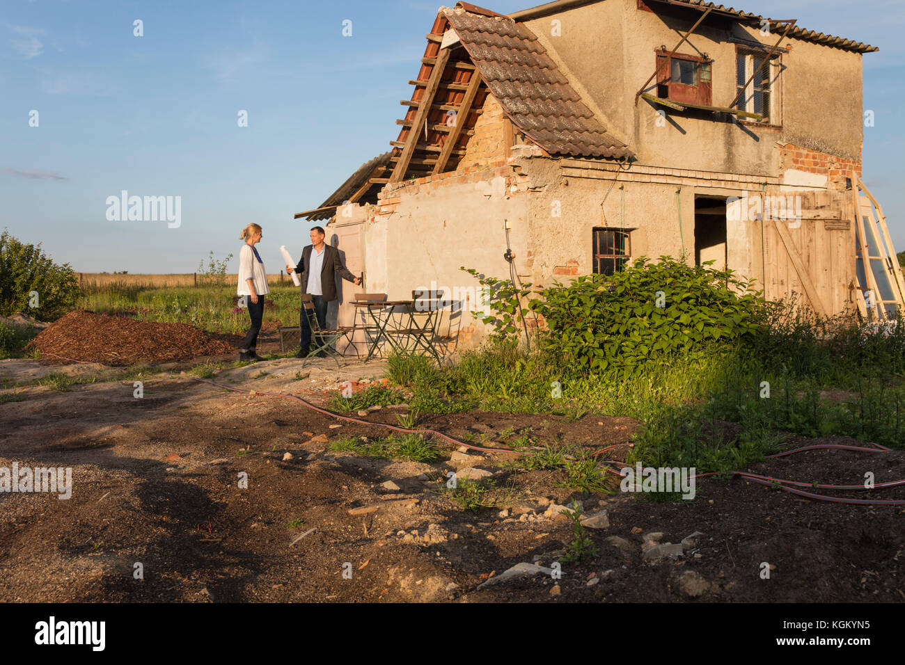 People outside talking selling house hi-res stock photography and ...