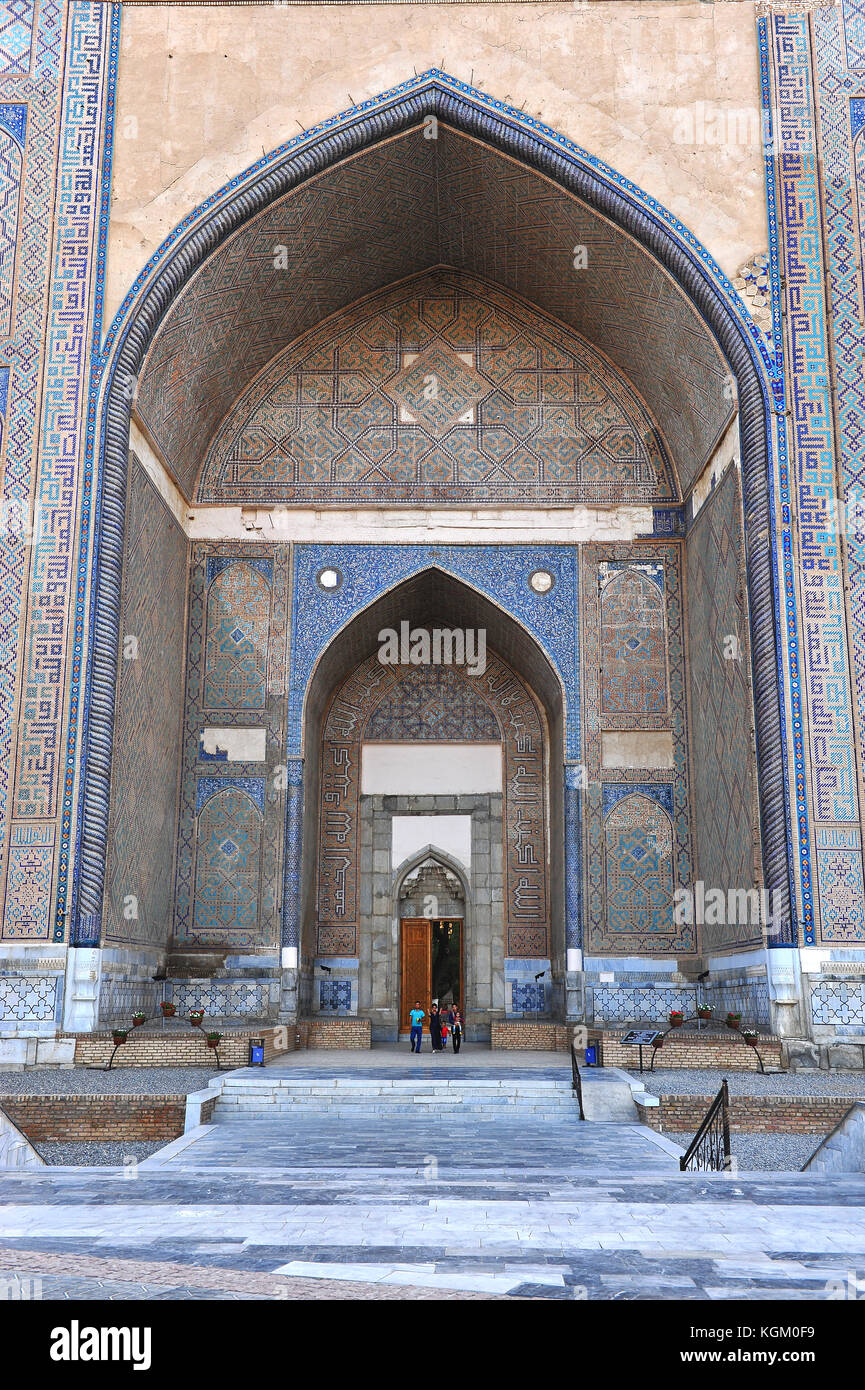 Samarkand: entrance to mosque Stock Photo - Alamy