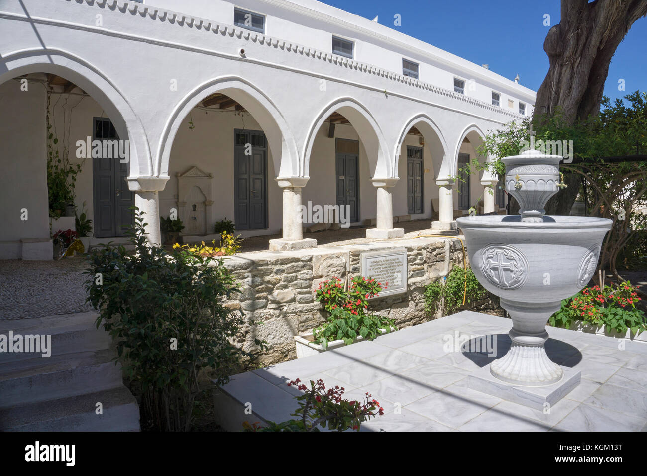 Greece courtyard hi-res stock photography and images - Alamy