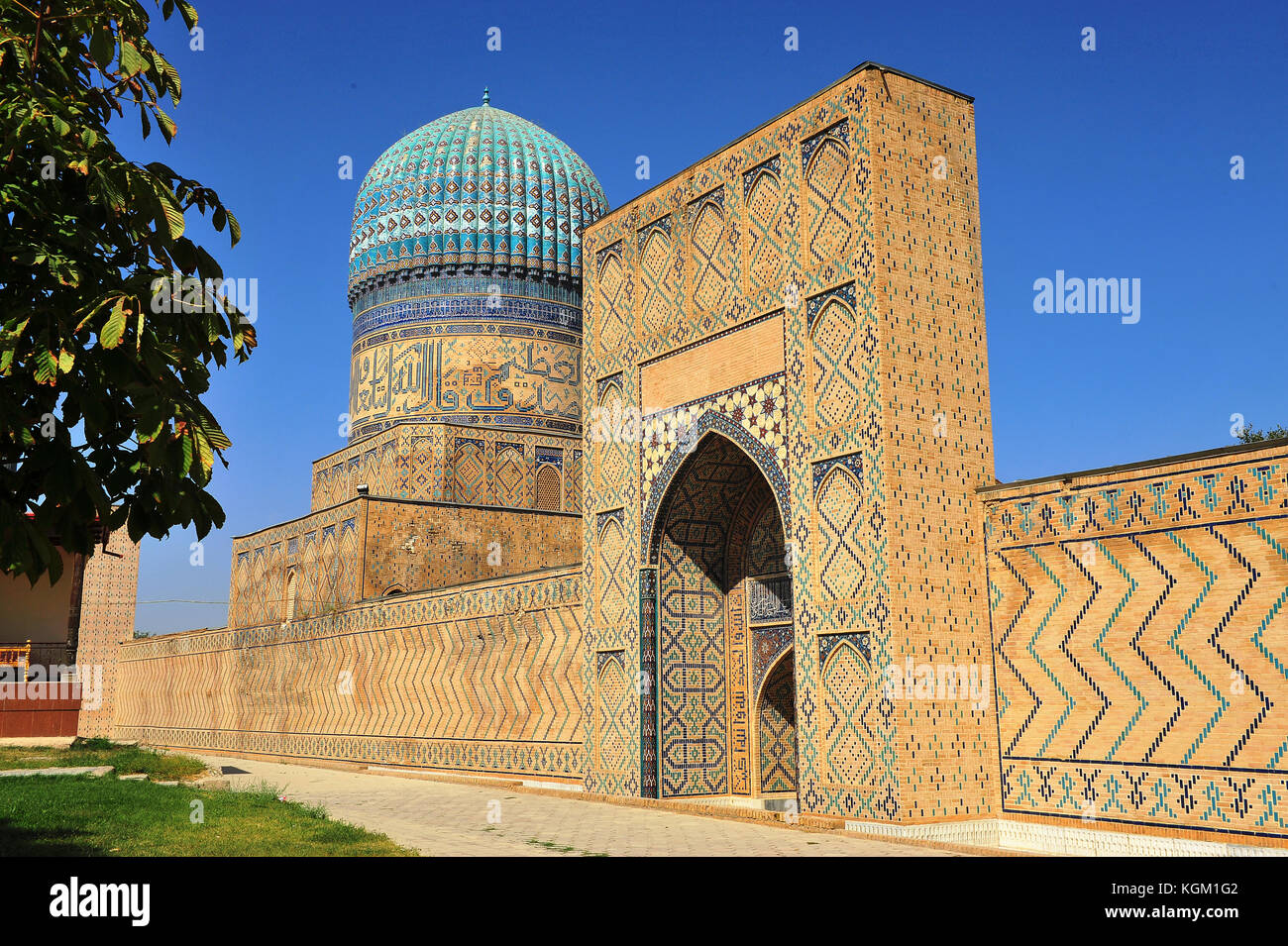Samarkand: medieval mosque and city wall Stock Photo - Alamy