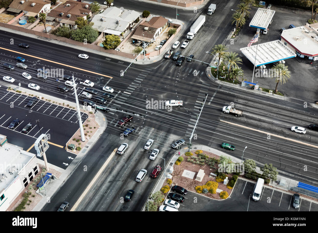 Intersecting roads hi-res stock photography and images - Alamy
