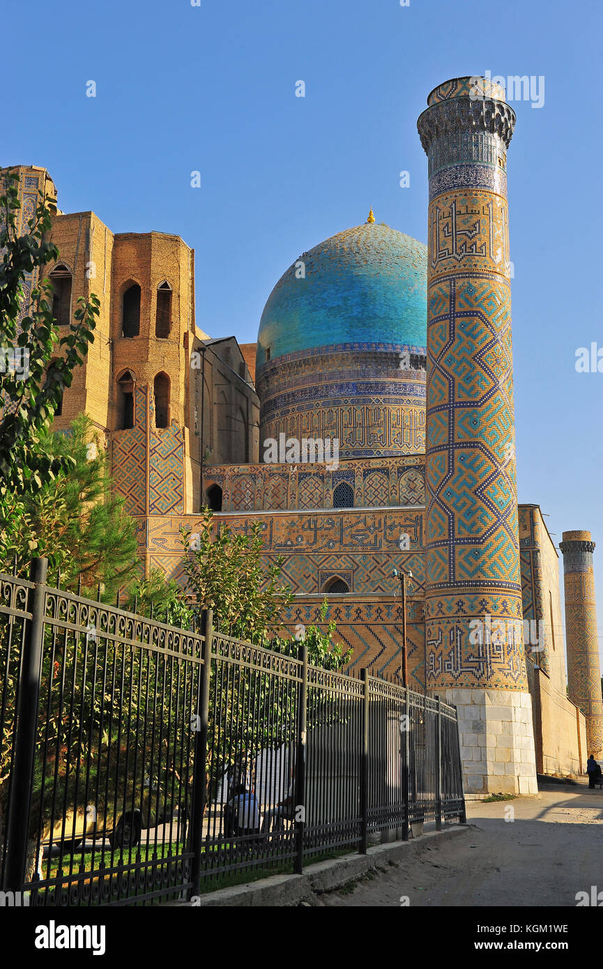 Samarkand: mosque and minaret buildings Stock Photo - Alamy