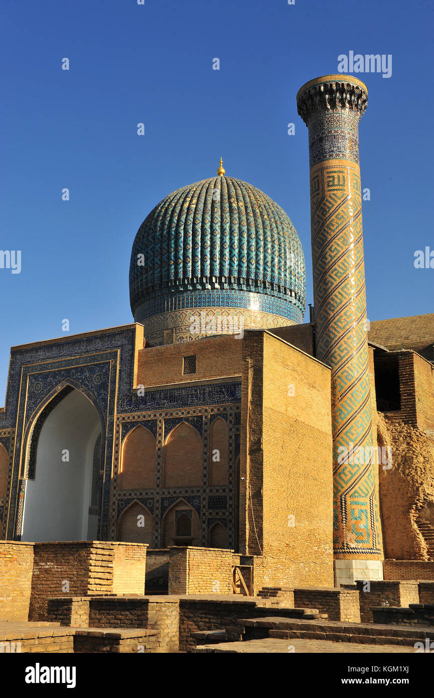 Samarkand: old mosque and minaret Stock Photo - Alamy