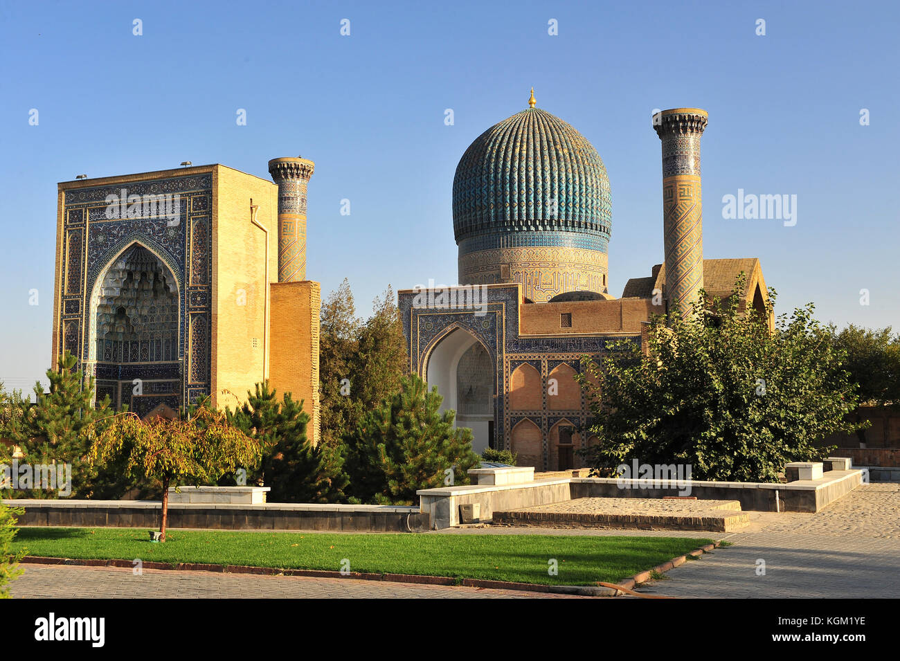 Samarkand: beautiful mosque and minaret Stock Photo - Alamy