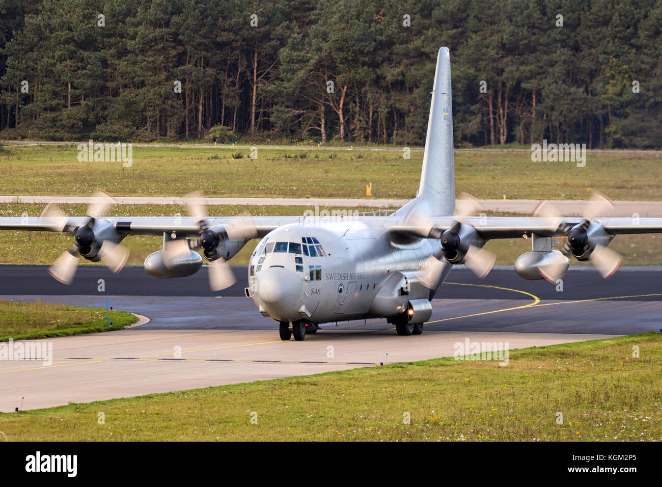 C 130 hercules cargo plane hi-res stock photography and images - Alamy