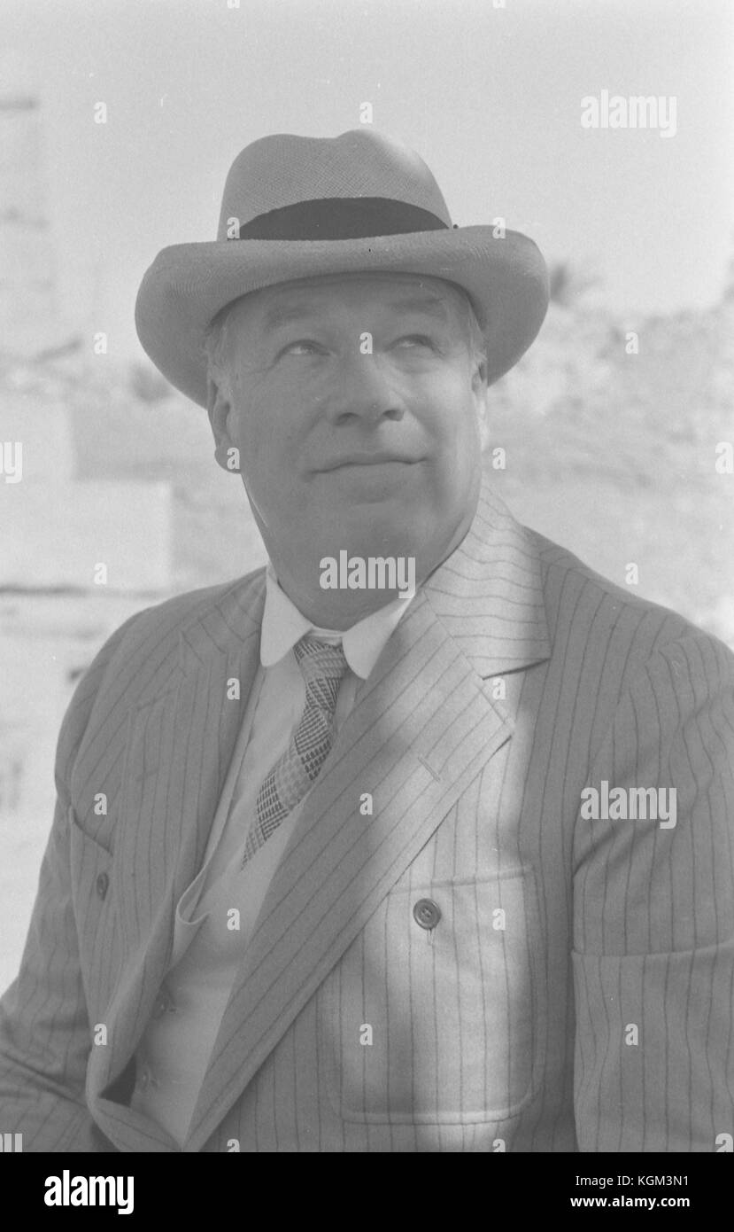 George kennedy death on the nile hi-res stock photography and images ...