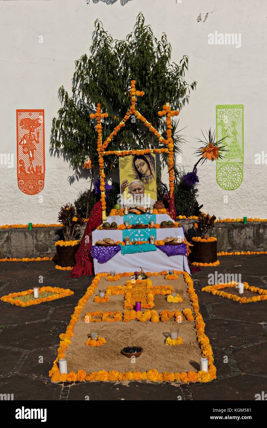 Ofrendas del altar ofrendas mexico hi-res stock photography and images ...