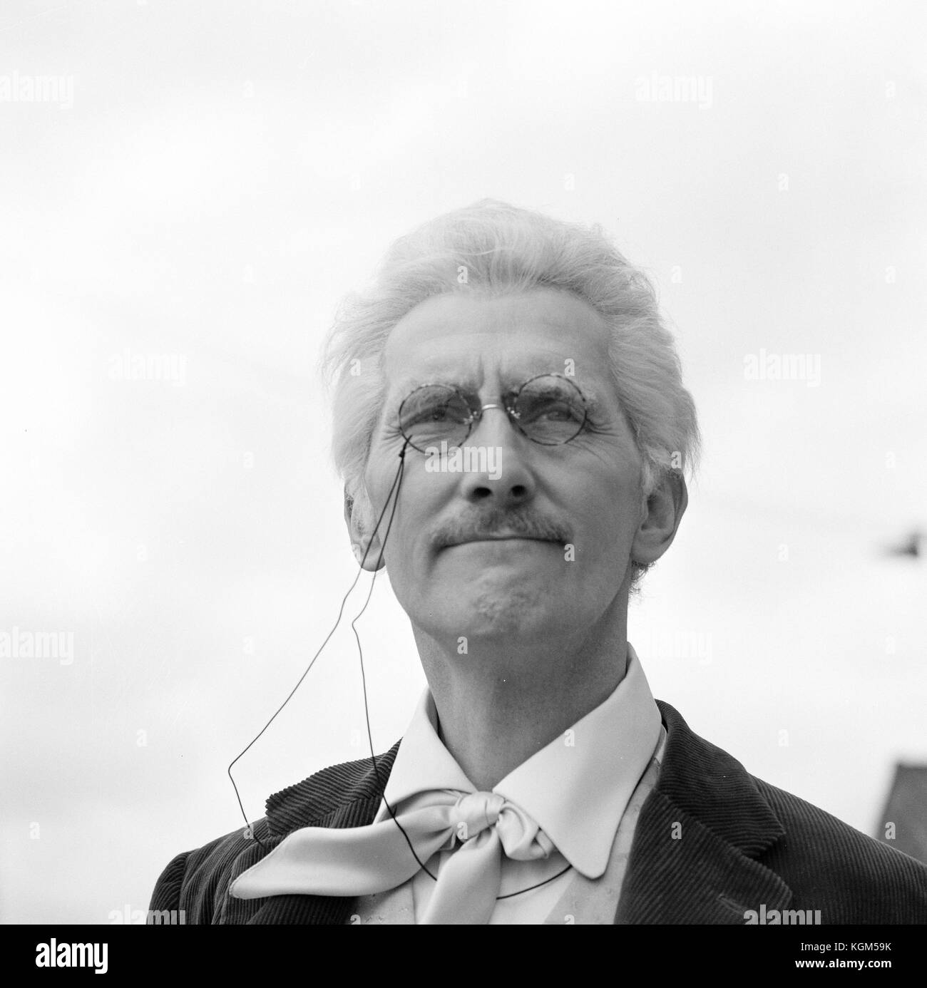 Doctor who peter cushing Black and White Stock Photos & Images - Alamy