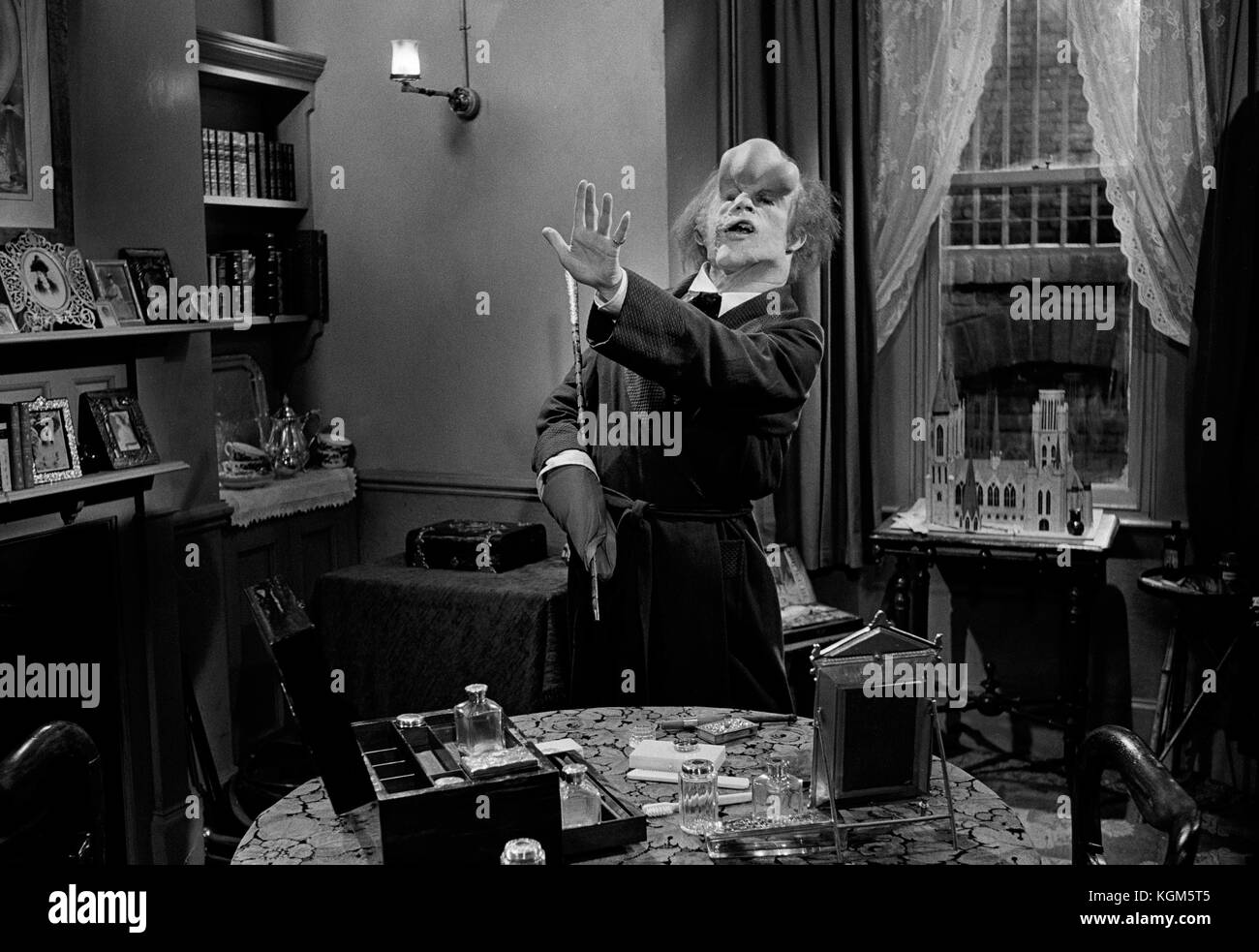 The Elephant Man (1980) , John Hurt Date: 1980 Stock Photo - Alamy
