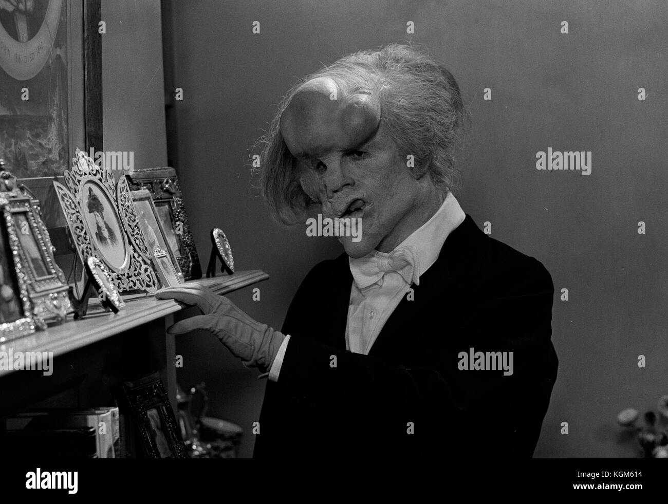 The Elephant Man (1980) , John Hurt Date: 1980 Stock Photo - Alamy
