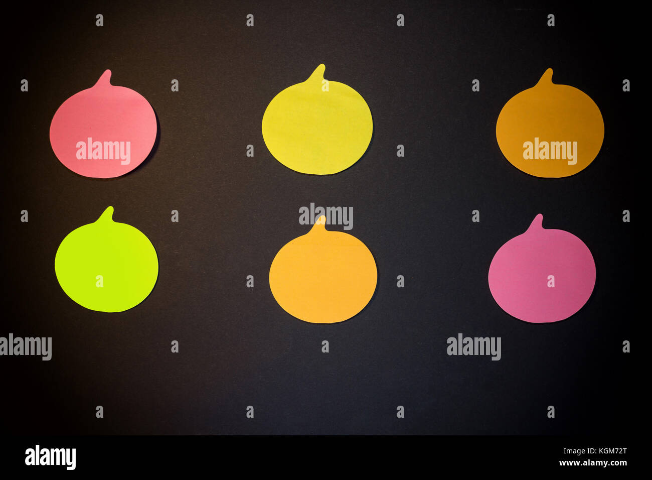 6 Round Sticky notes isolated on black background Stock Photo - Alamy