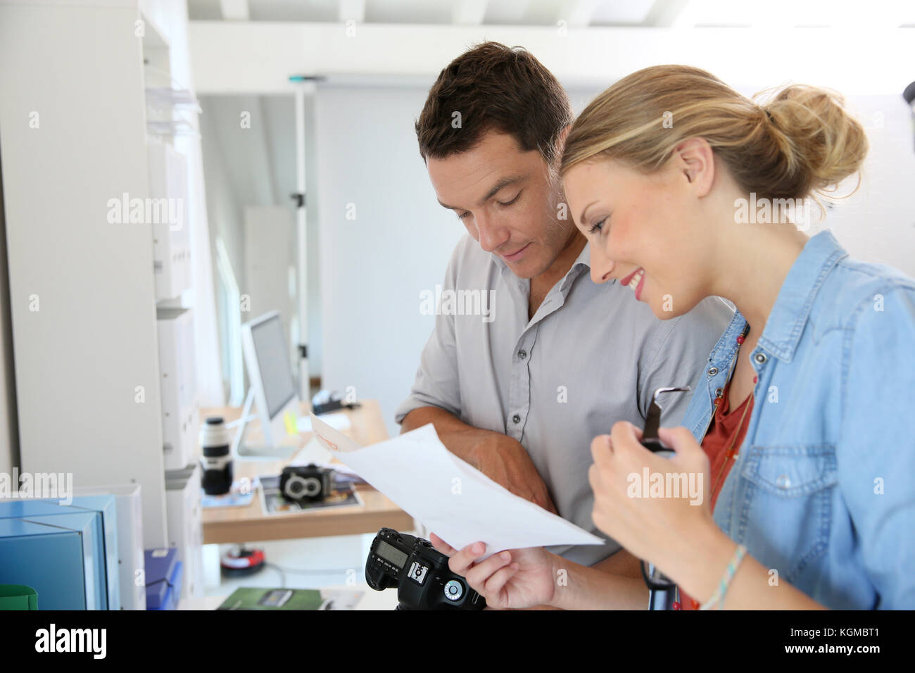 Creative team meeting in photographer's studio Stock Photo - Alamy