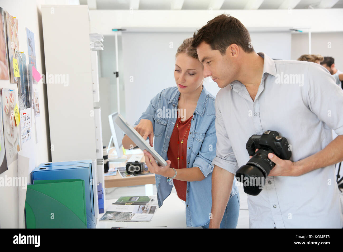 Creative team meeting in photographer's studio Stock Photo - Alamy