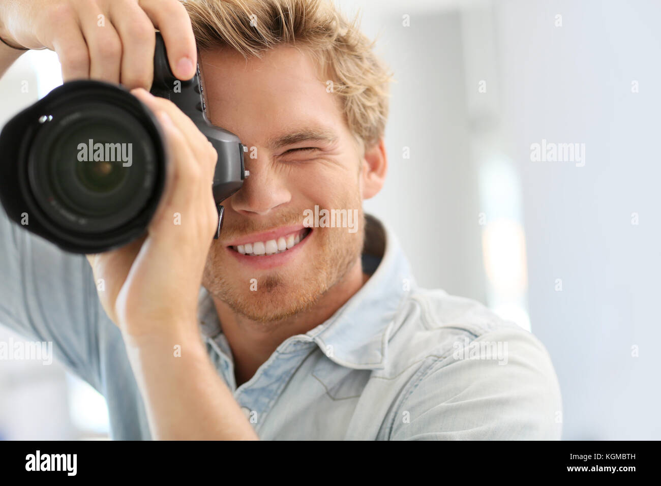 Photographer shooting model hi-res stock photography and images - Alamy