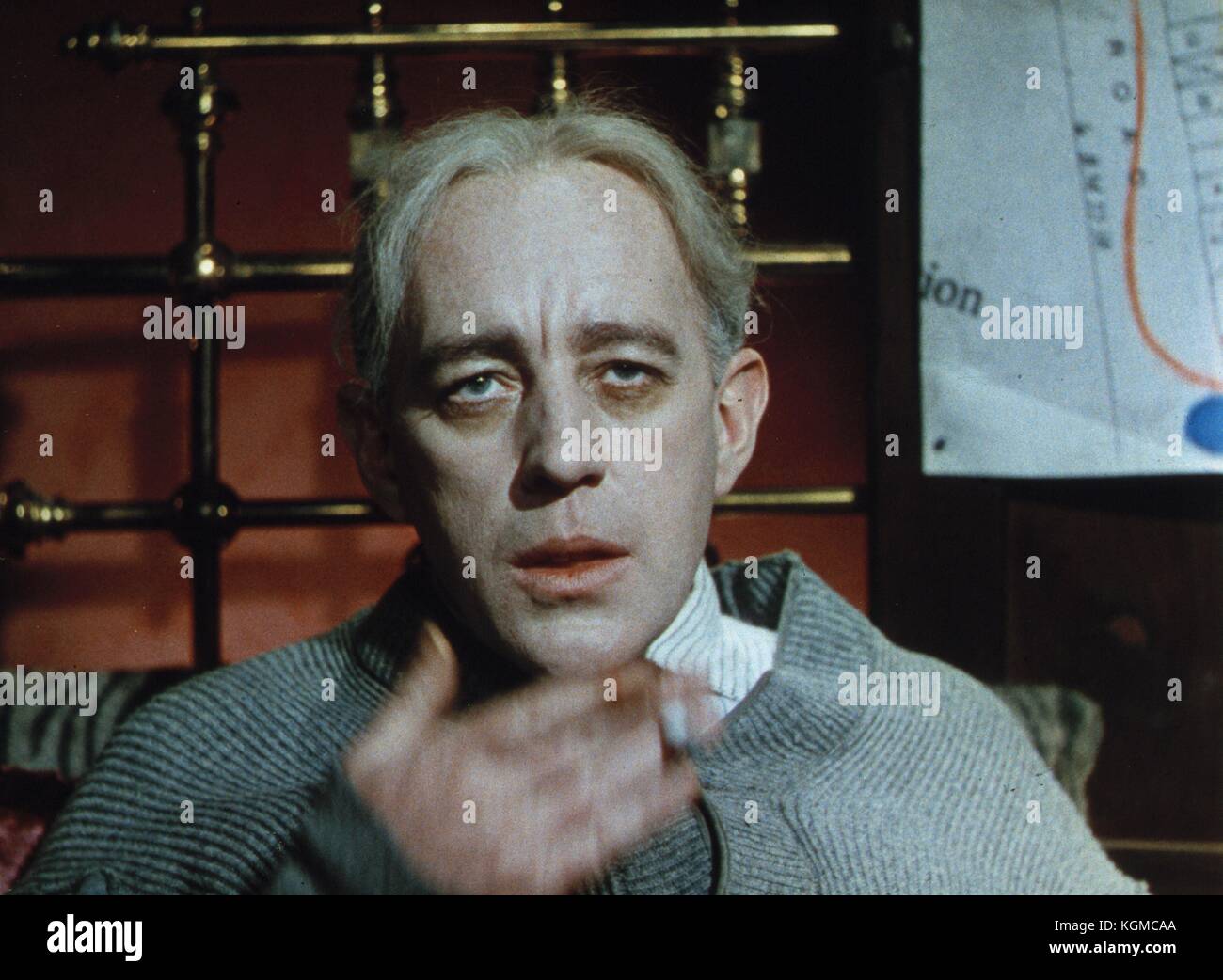 Alec guinness 1955 hi-res stock photography and images - Alamy