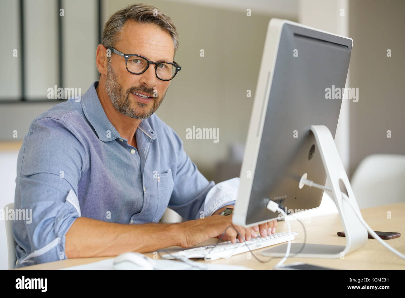 Man desktop computer working hi-res stock photography and images - Alamy