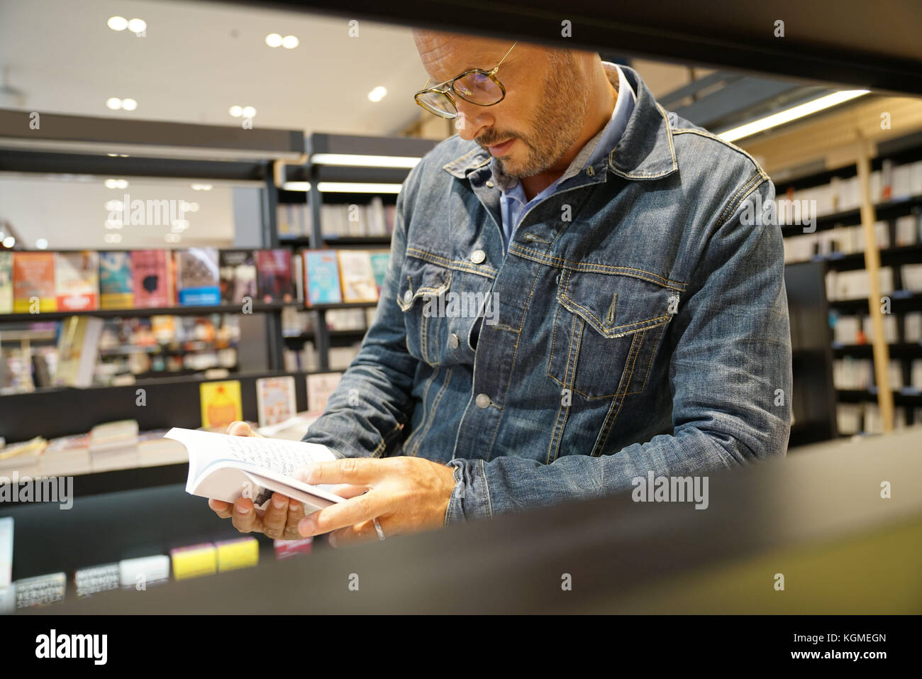 Shop With Books High Resolution Stock Photography and Images - Alamy