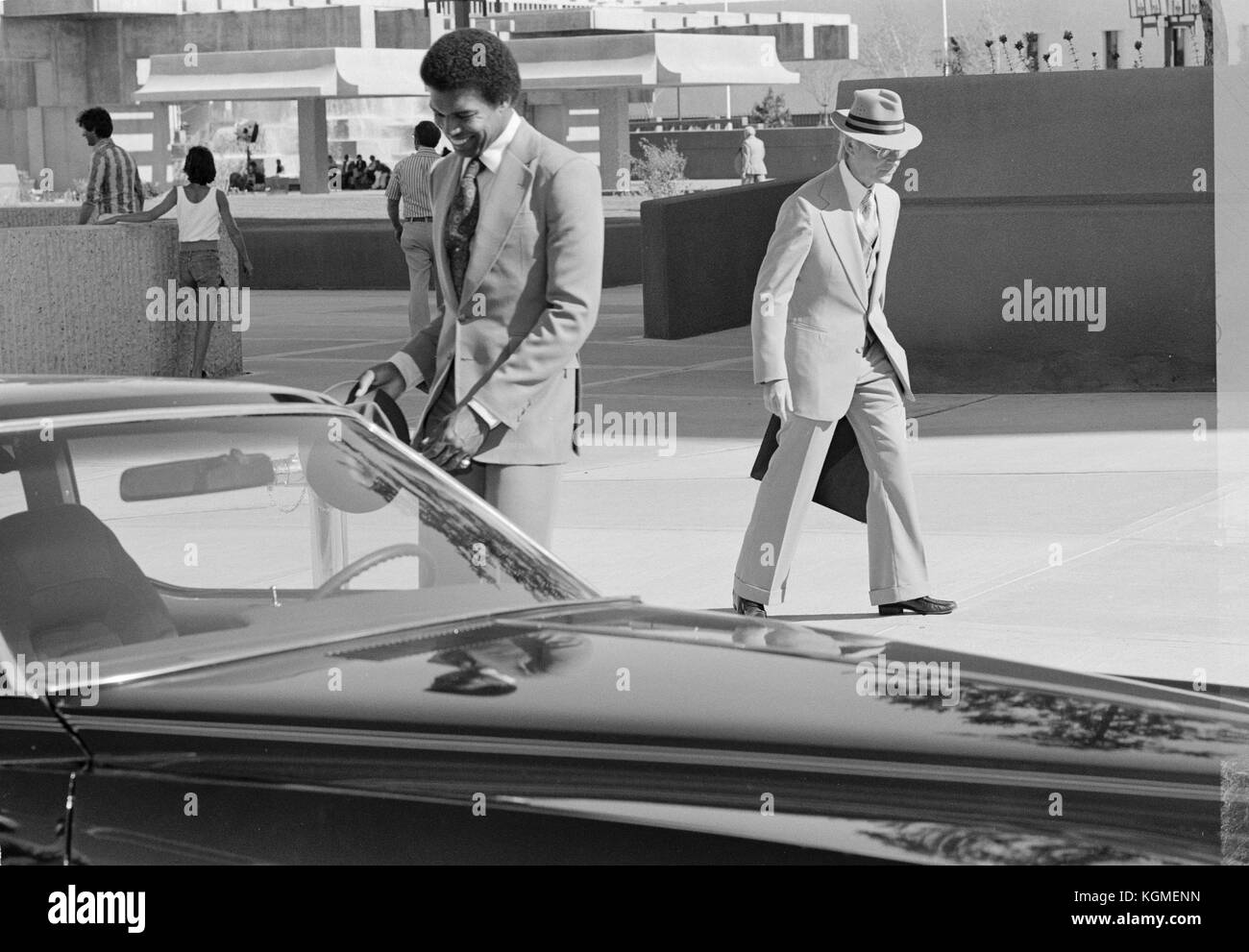 The Man who Fell to Earth (1976) Bernie Casey, Buck Henry Stock Photo ...