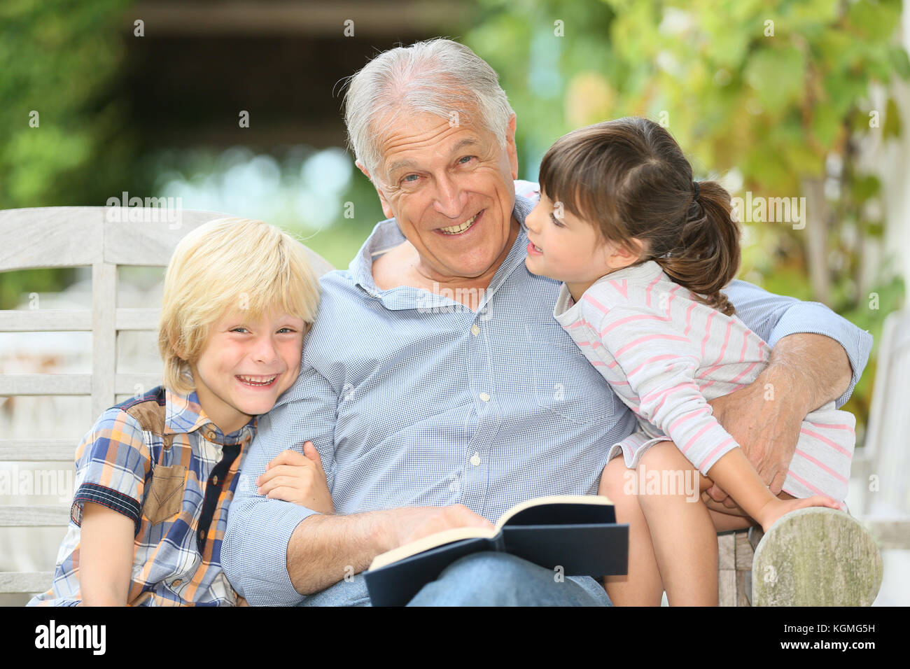 Grandpa with grandchildren hi-res stock photography and images - Alamy
