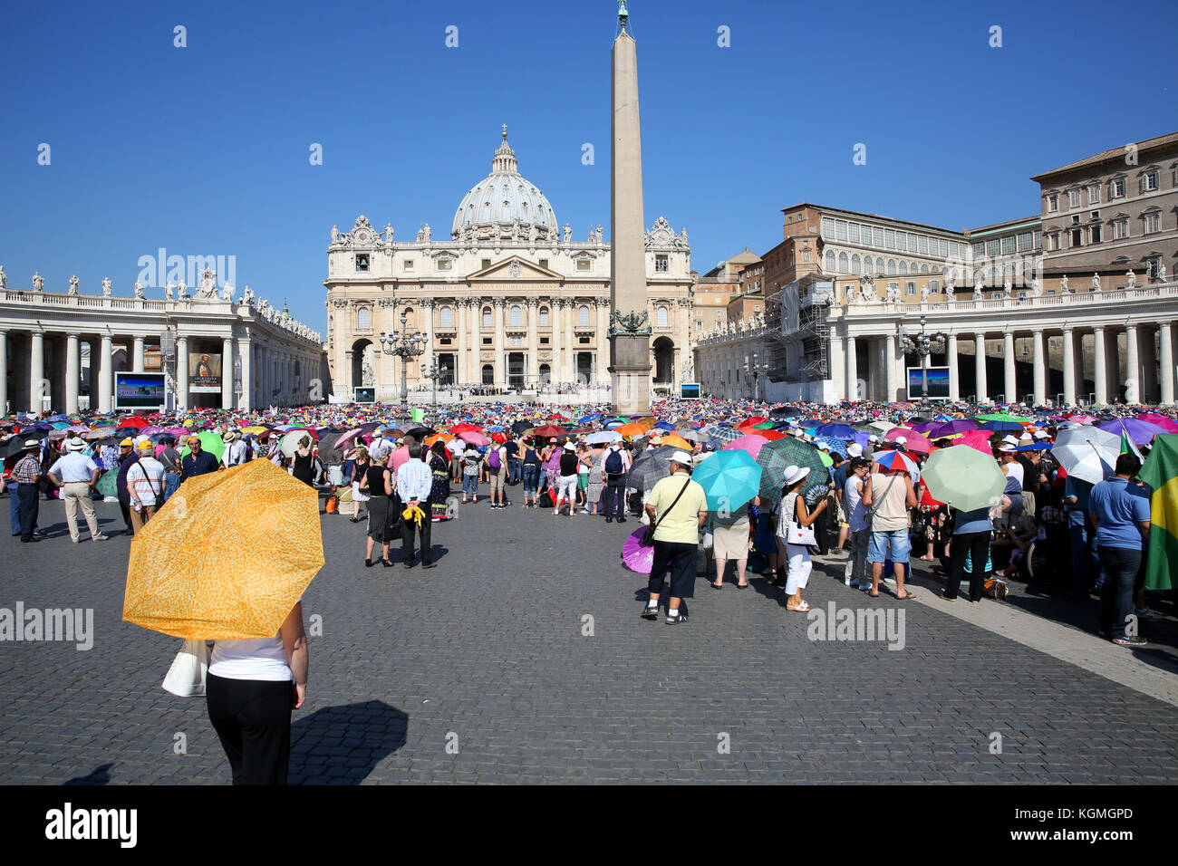 Saint peter basilica crowd hi-res stock photography and images - Alamy