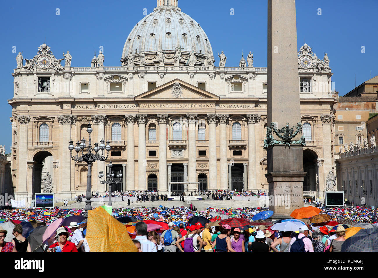Crowd standing by Saint Peter's Basilica in Rome, Italy Stock Photo - Alamy