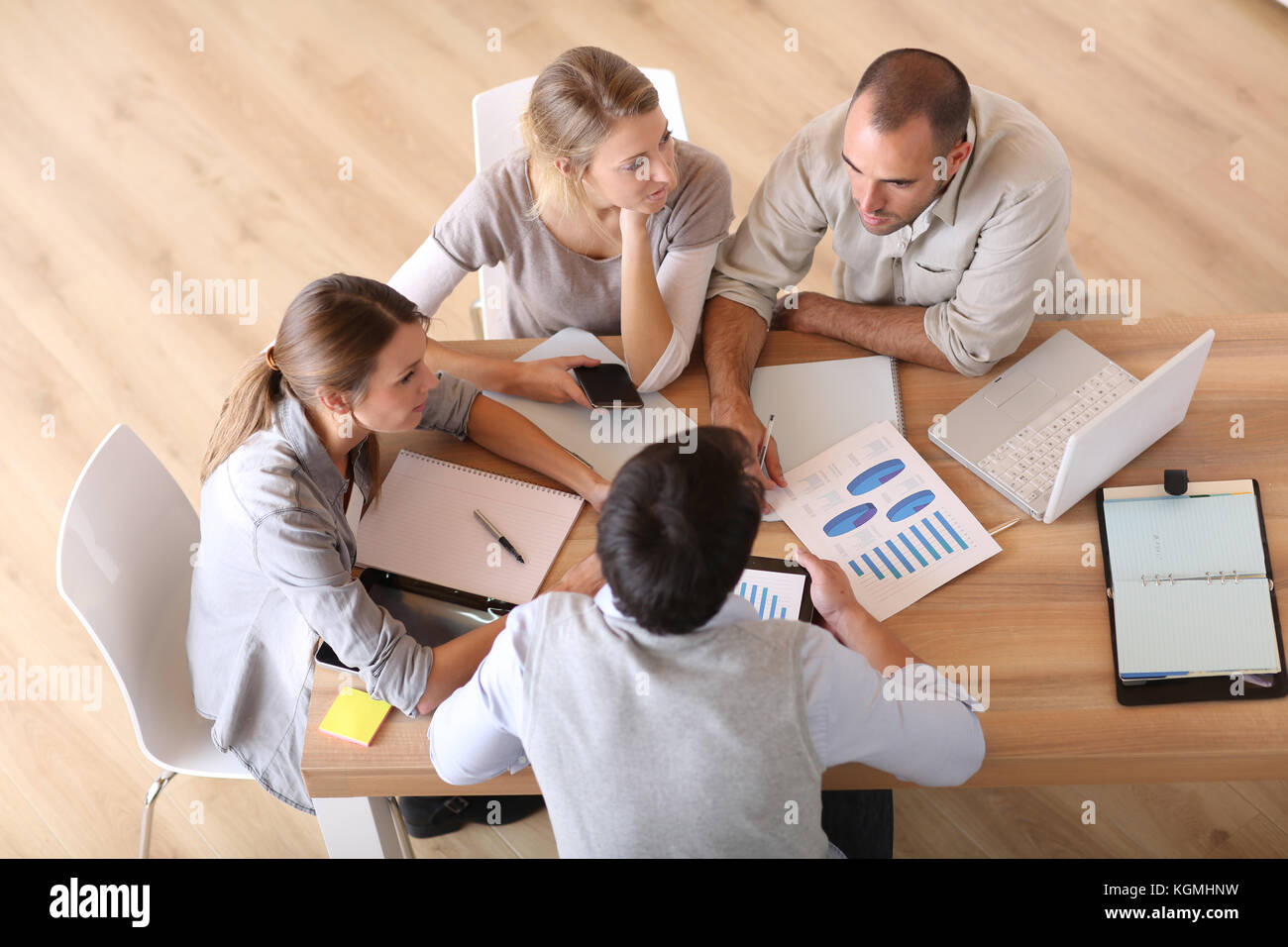 People around table hi-res stock photography and images - Alamy