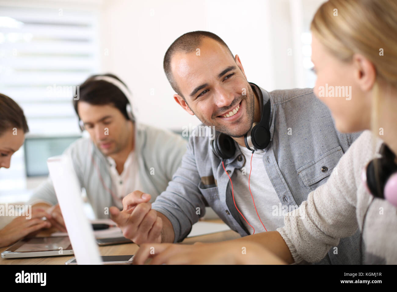 Friends in student lounge websurfing on internet Stock Photo - Alamy