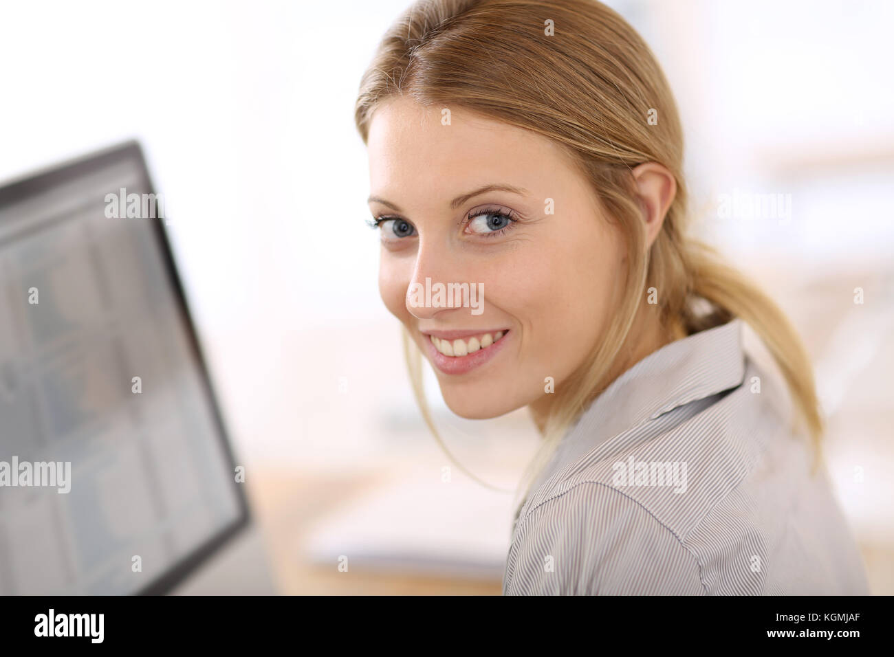 Girl office trainee hi-res stock photography and images - Alamy