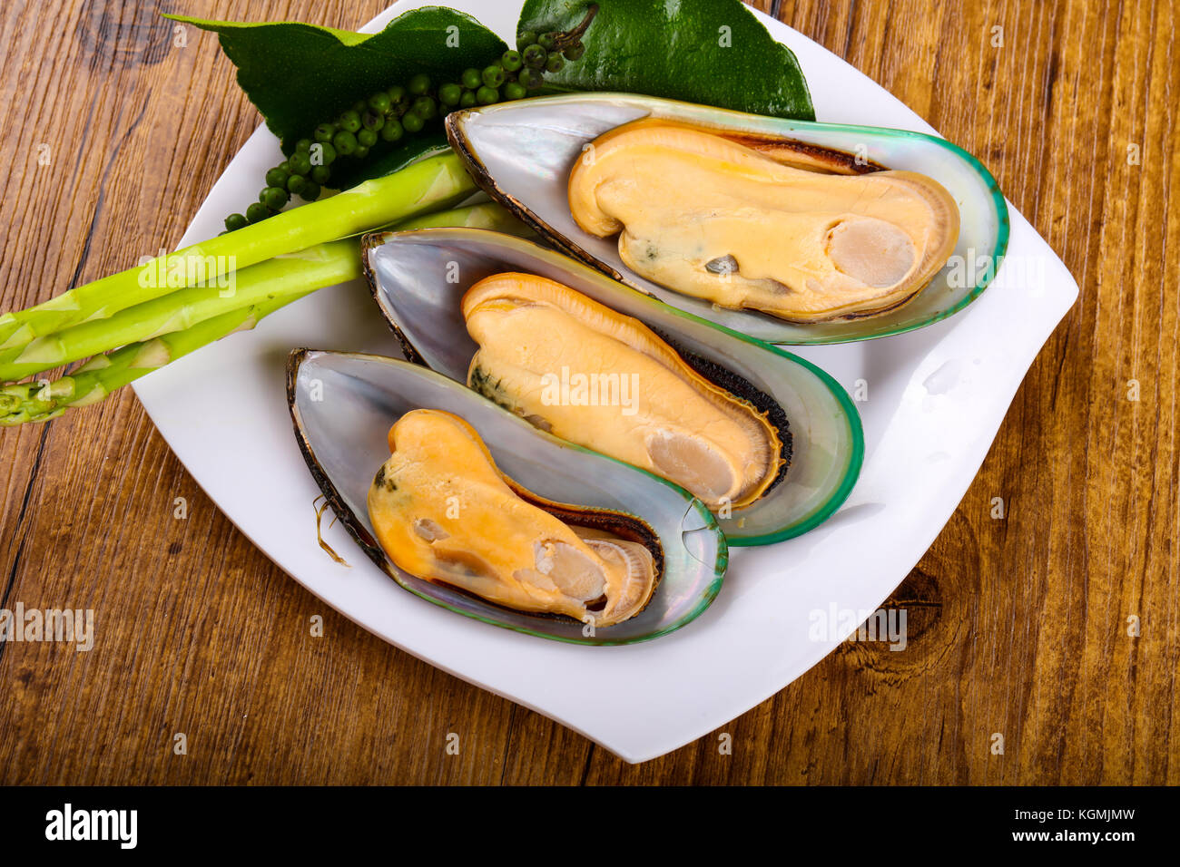 New Zealand Mussels on the plate with garlic Stock Photo - Alamy