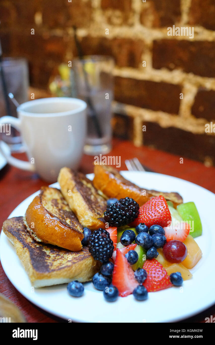 French toast and fruit hi-res stock photography and images - Alamy