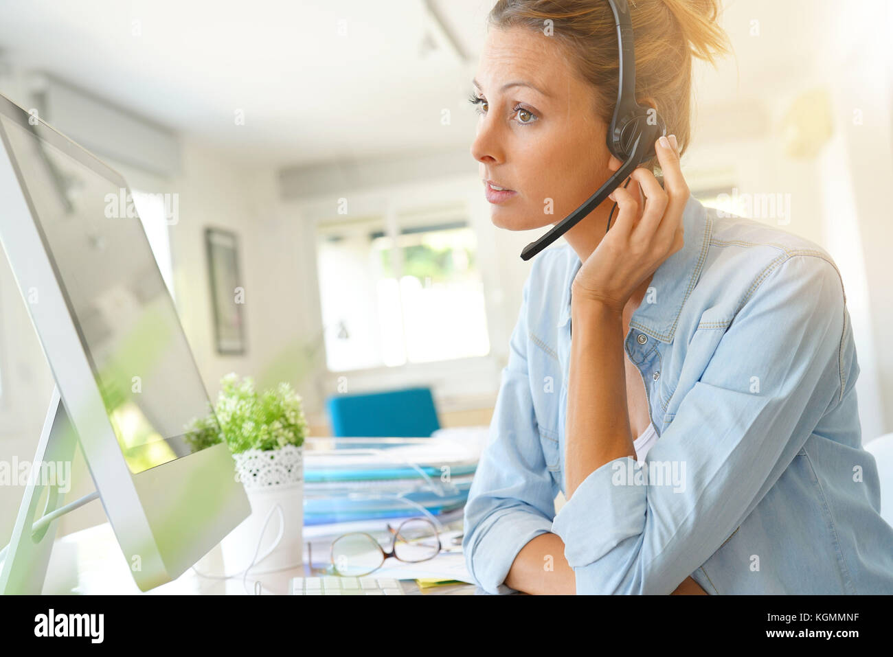 Customer service operator talking on phone in office Stock Photo - Alamy