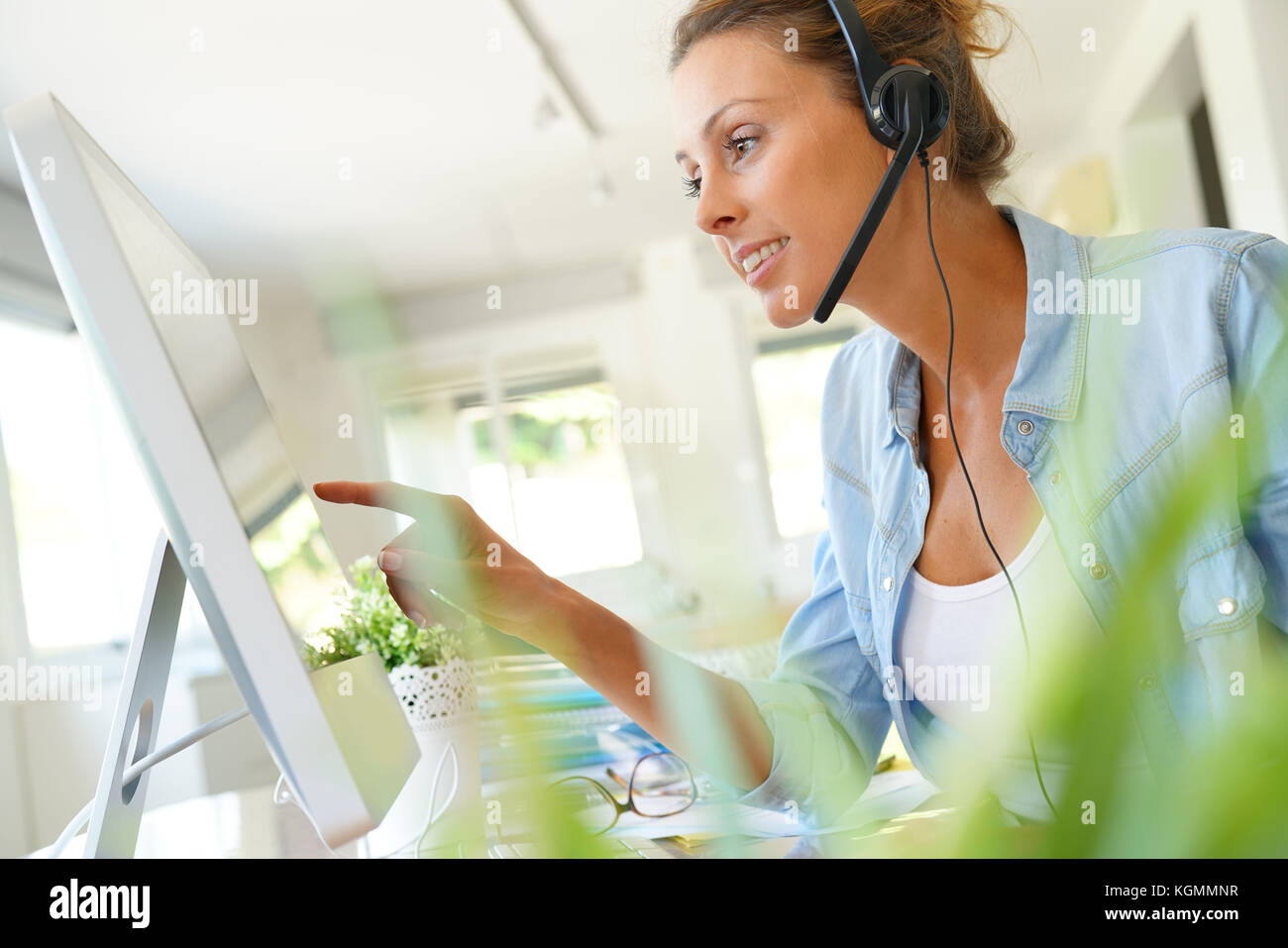 Customer service operator talking on phone in office Stock Photo - Alamy