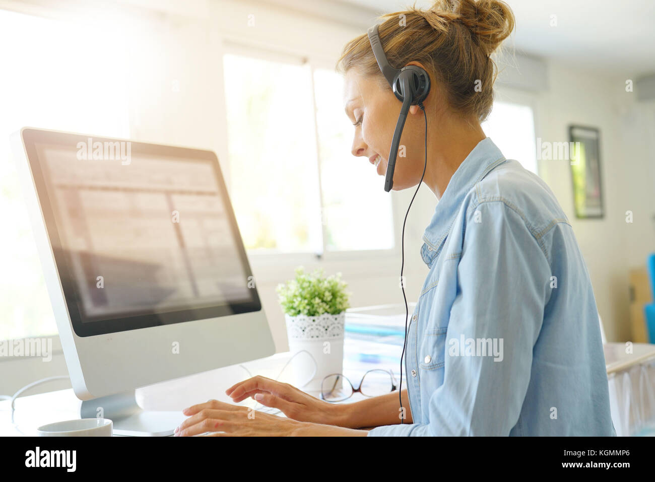 Customer service operator talking on phone in office Stock Photo - Alamy