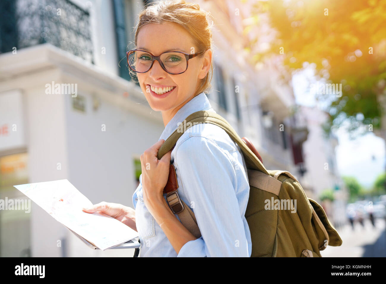 Girl reading map hi-res stock photography and images - Alamy