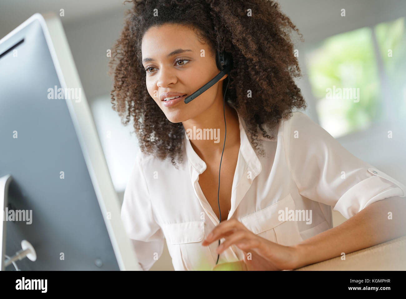 Portrait of customer service assistant talking on phone Stock Photo - Alamy
