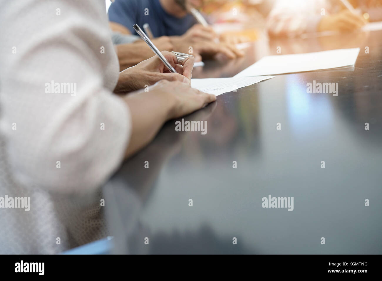 Woman signing form hi-res stock photography and images - Alamy