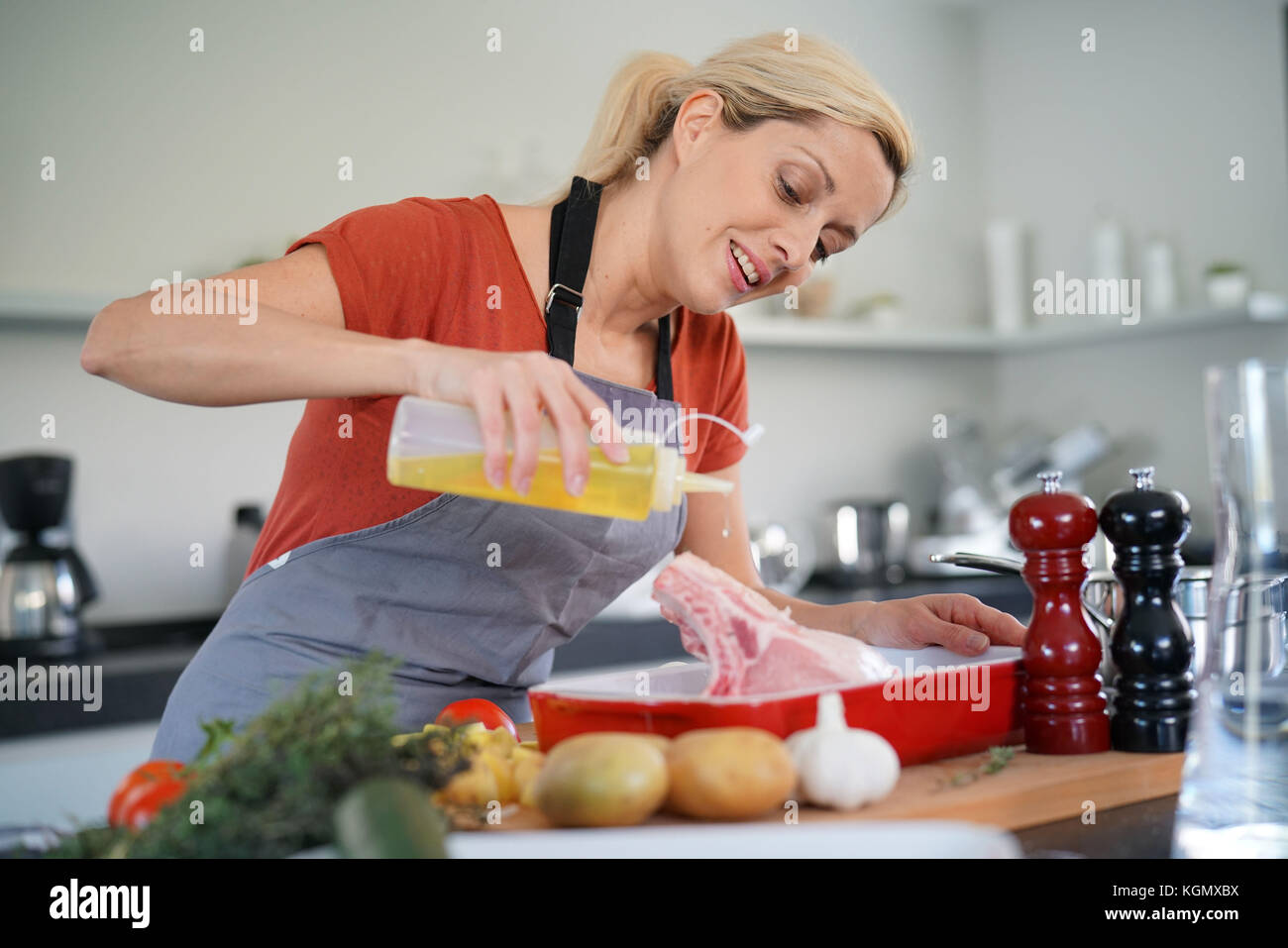 Woman cooking hi-res stock photography and images - Alamy