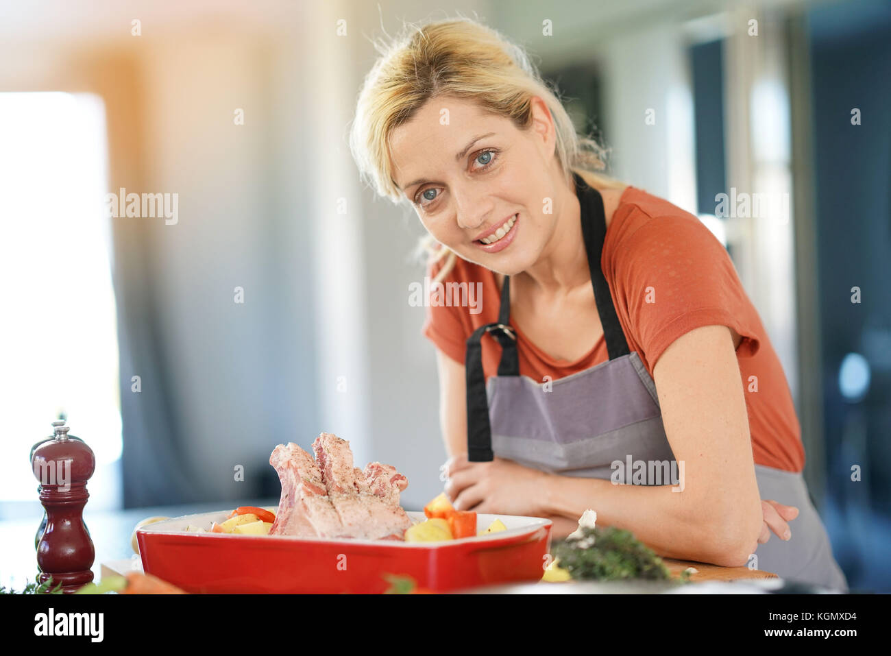 Woman cooking kitchen hi-res stock photography and images - Alamy