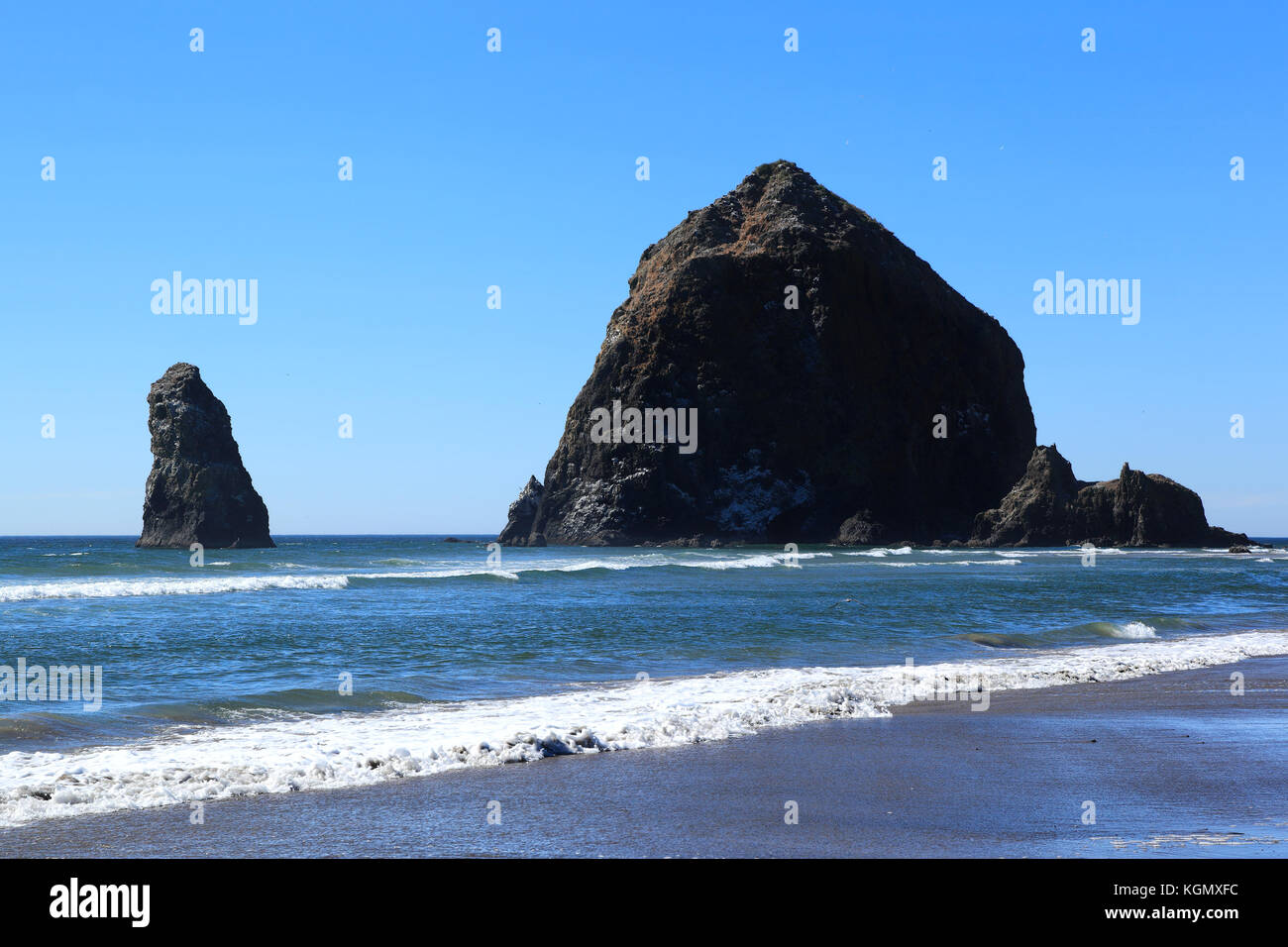 Haystack Rock at Cannon Beach, Oregon Stock Photo - Alamy